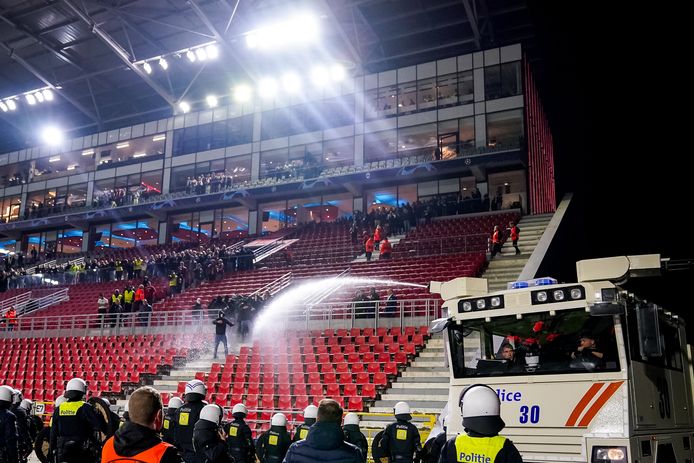 Toch maar opletten in Hamburg: boete en voorwaardelijke gesloten tribune voor Antwerp na rellen ...