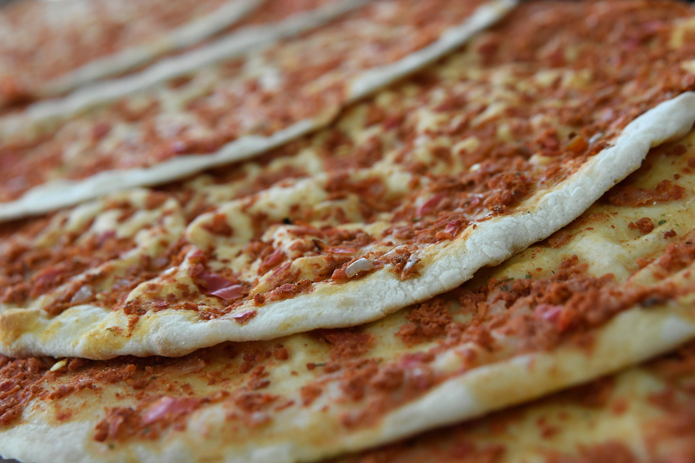 Volop drukte bij de Turkse bakkerij voor het Suikerfeest | Foto | AD.nl