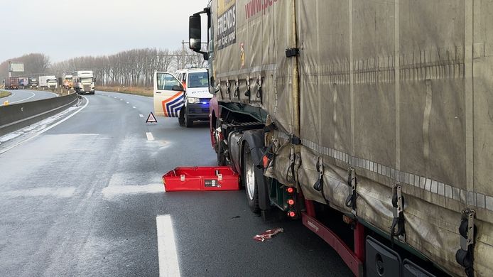 Eén gewonde bij botsing tussen vrachtwagen en personenwagen in Zeebrugge | Brugge | hln.be