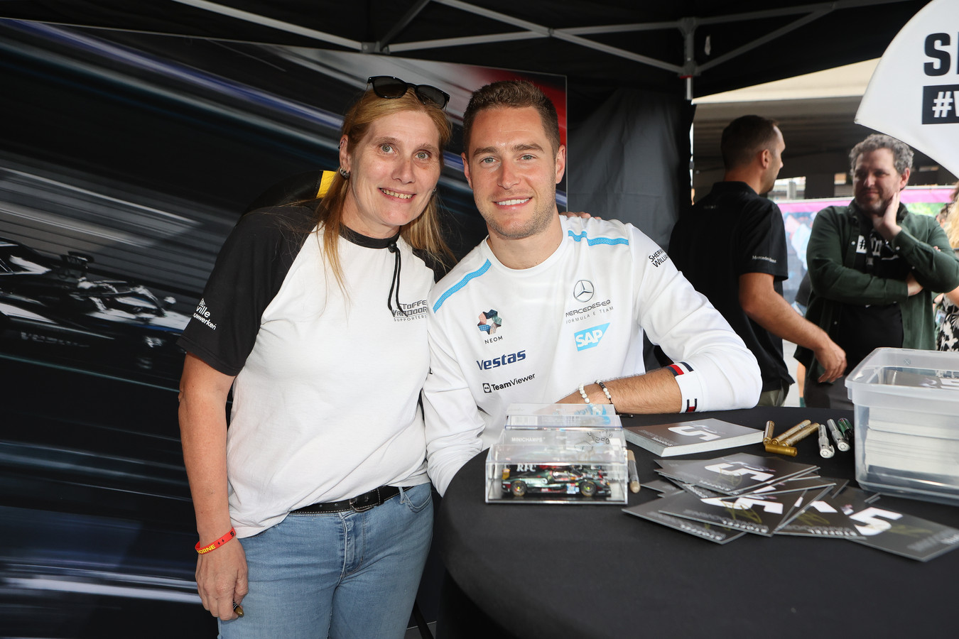 Stoffel Vandoorne groet enthousiaste fans in geboortestad na Formule E ...