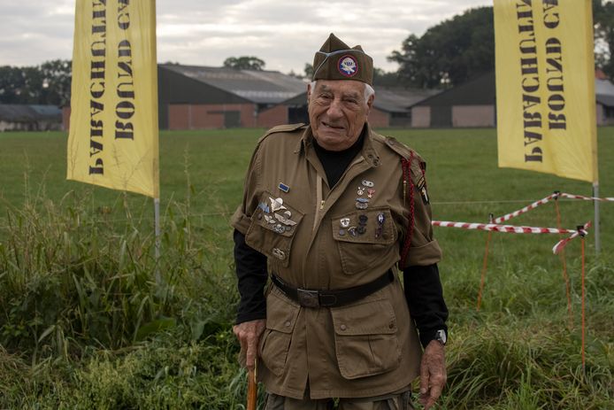 Vincent Speranza (98) overleden, sprong in 2019 nog uit vliegtuig boven ...