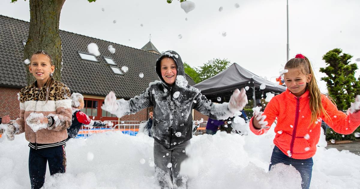 Schuimparty als afsluiting van regenachtige Koningsdag in Maas en Waal ...