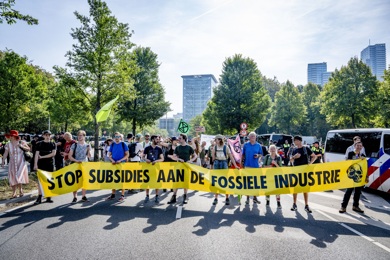 Klimaatactivisten kondigen actie aan op A10: blokkade snelweg bij ING ... Klimaatactivisten kondigen actie aan op A10: blokkade snelweg bij ING ...