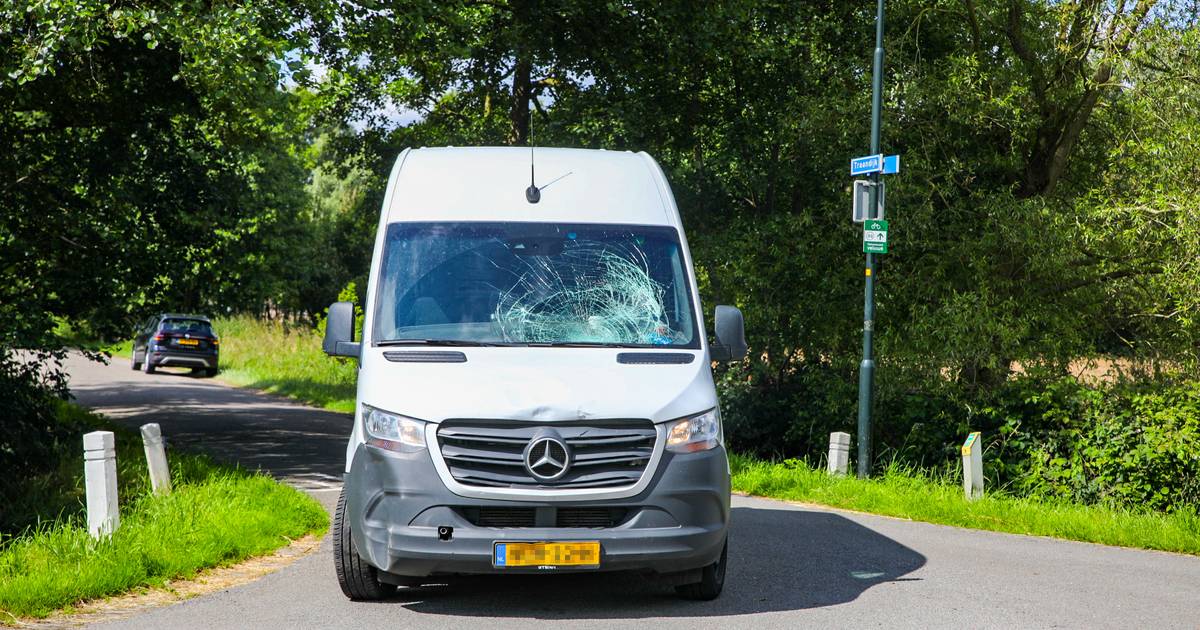 Racefietser en bestelbus in botsing op kruispunt Klarenbeek | 112 nieuws Apeldoorn | destentor.nl