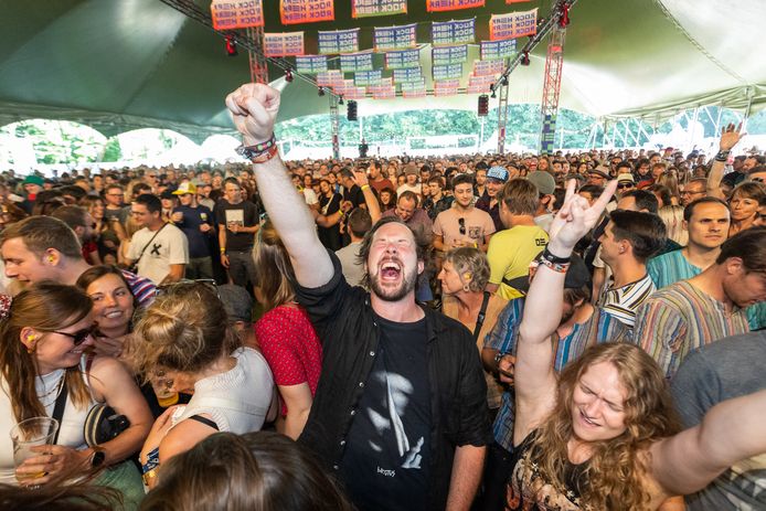 IN BEELD: 10.000 festivalgangers genieten van uitverkocht Rock Herk ...