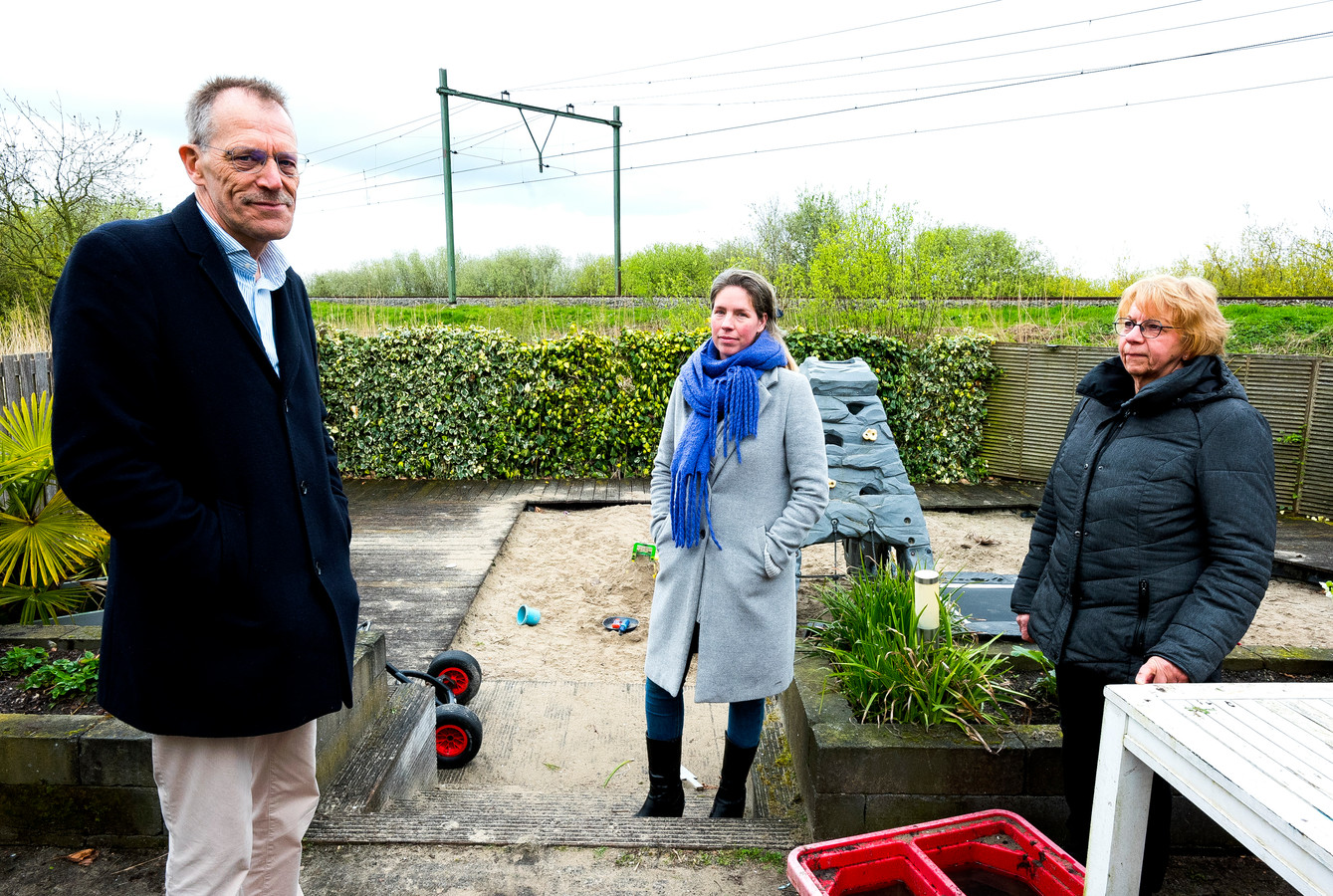 Metershoog scherm in achtertuin gaat uitzicht van Mariska verpesten ...