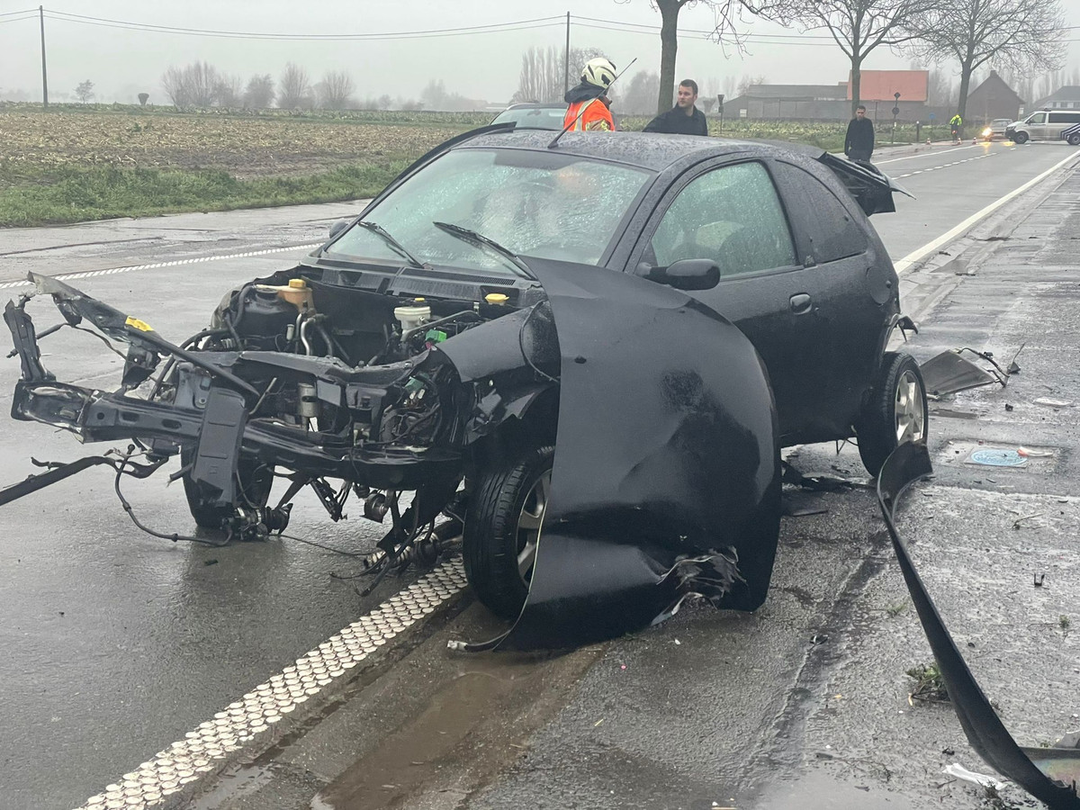Auto vliegt uit bocht en belandt tegen woning in Dikkebus, automobilist ... Auto vliegt uit bocht en belandt tegen woning in Dikkebus, automobilist ...