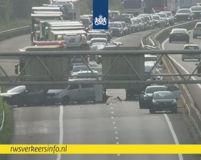 Groot ongeval op A15 bij Sliedrecht-Oost, snelweg na urenlange afsluiting weer vrijgegeven ...