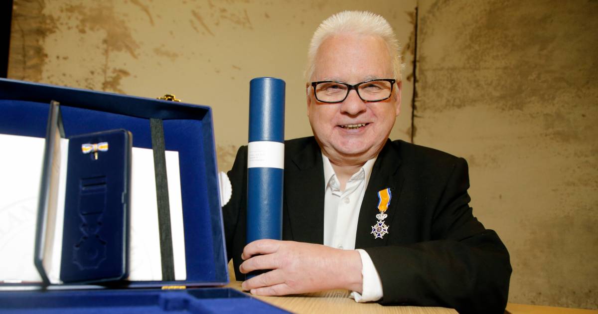 Léon krijgt lintje omdat hij al 40 jaar (!) volleybalscheidsrechter is ...