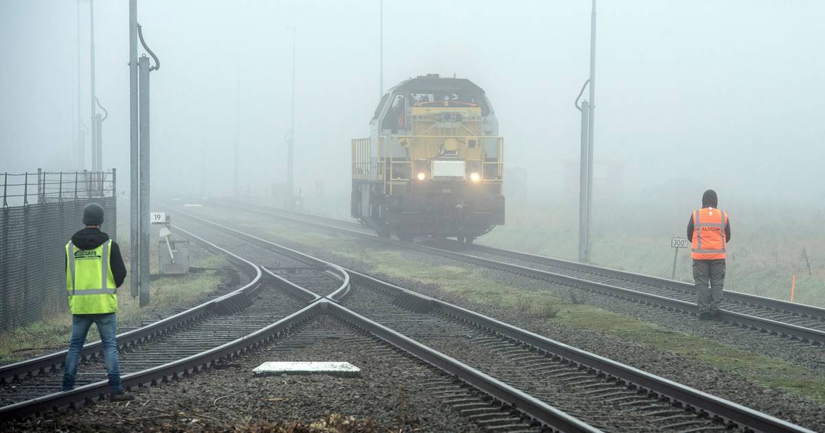Man op het spoor? Foute wissel? De zelfrijdende trein stopt, maar ...