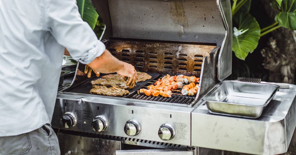5 barbecue-experts geven hun beste tips: ‘Gooi je vlees eens ...