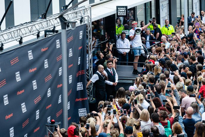 Tranen bij jonge fans Enzo Knol: vanwege drukte niet meer binnen bij ...