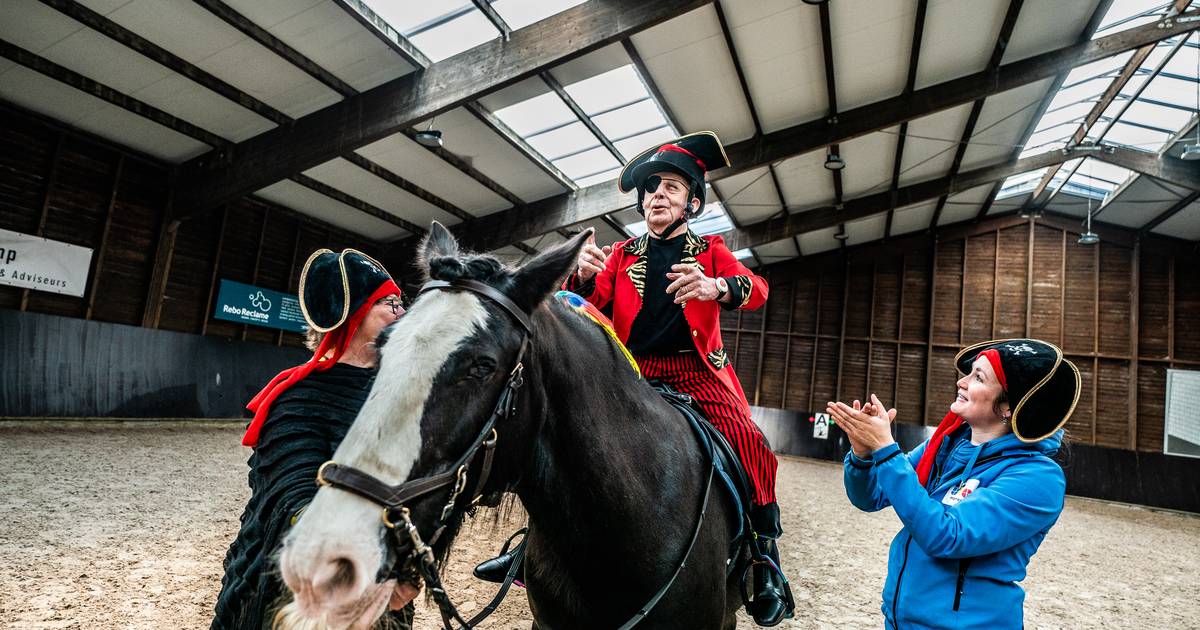Ad (90) en paard Maggie zijn gek op muziek van de Pirates of the ...