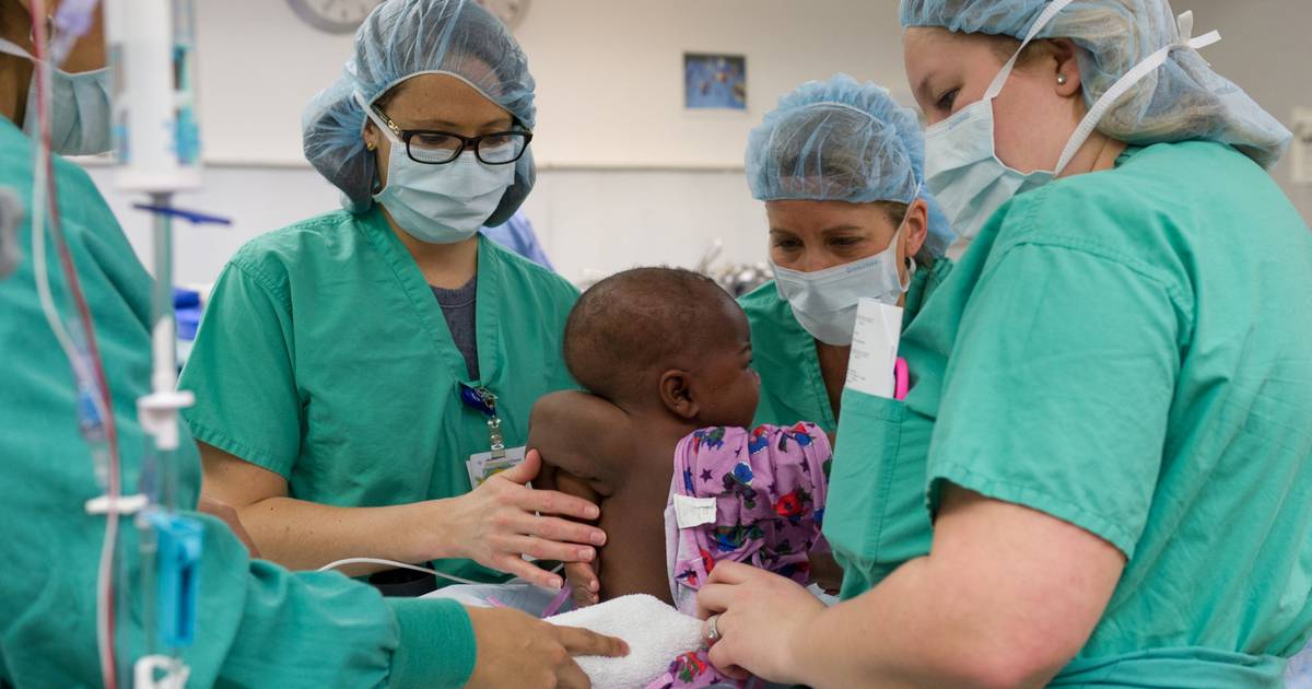 Baby met vier benen en twee ruggenwervels succesvol geopereerd ...