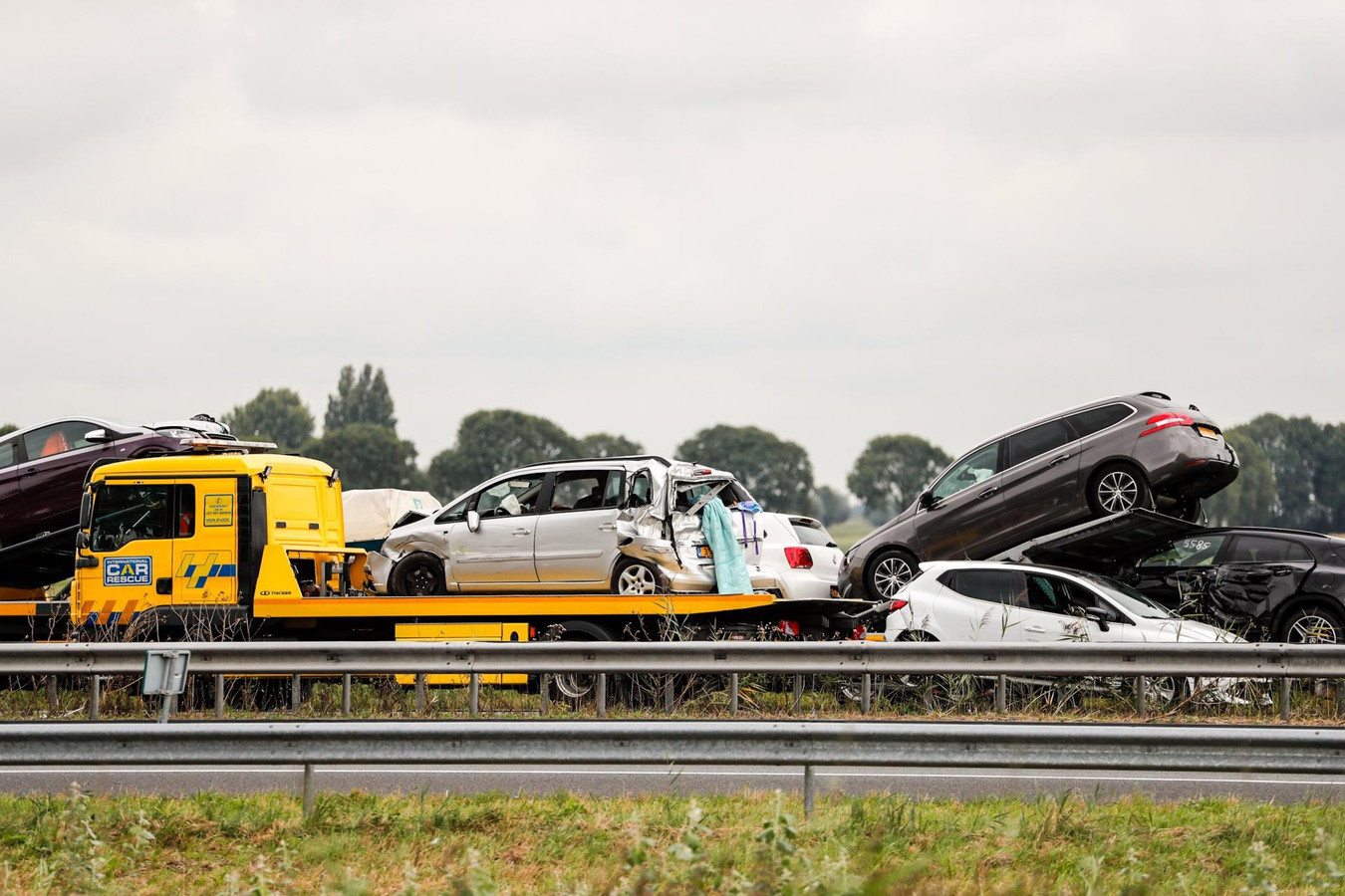 Meerdere voertuigen betrokken bij ongeluk op A27, flinke file in beide ...