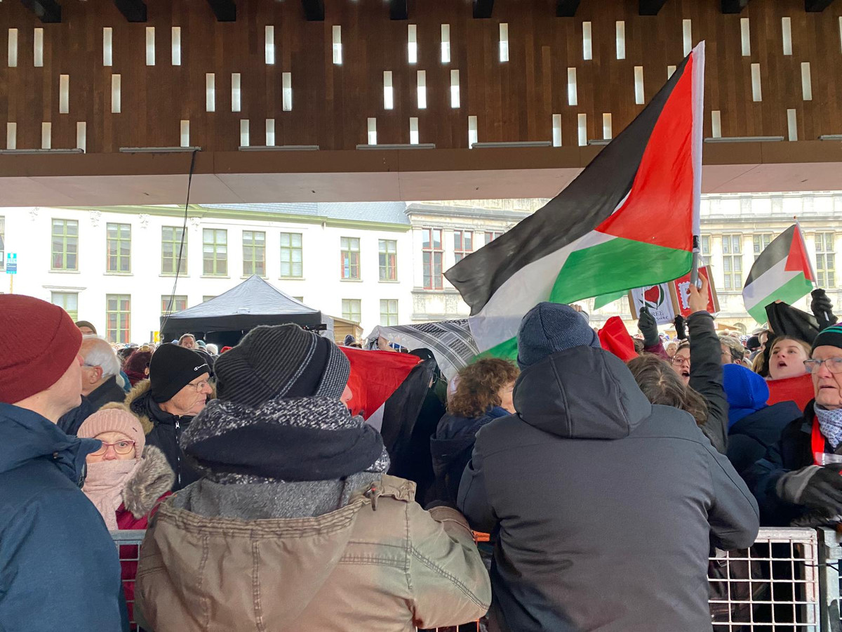 9 pro-Palestijnse actievoerders aangehouden tijdens nieuwjaarsreceptie ... 9 pro-Palestijnse actievoerders aangehouden tijdens nieuwjaarsreceptie ...