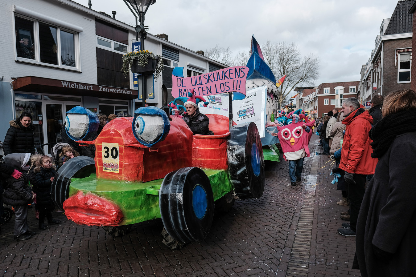 Streep door carnavalsoptocht in Herwen; grote onzekerheid in Zevenaar ...