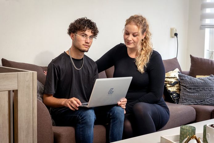 Dankzij hulp kon alleenstaande moeder Melanie een laptop regelen voor ...