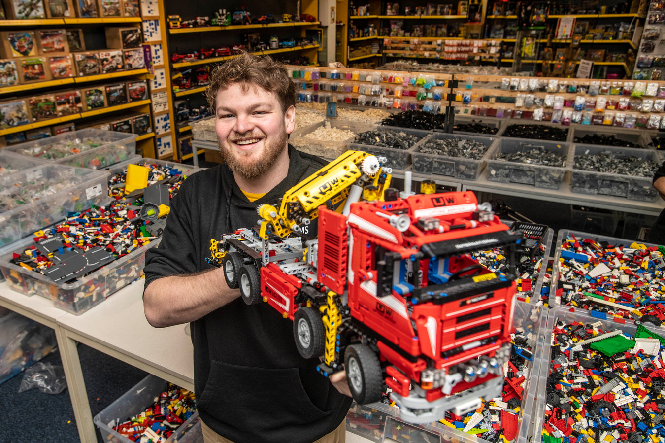 Bram heeft 3000 kilo tweedehands Lego: ‘Ik begon met één bak steentjes ...