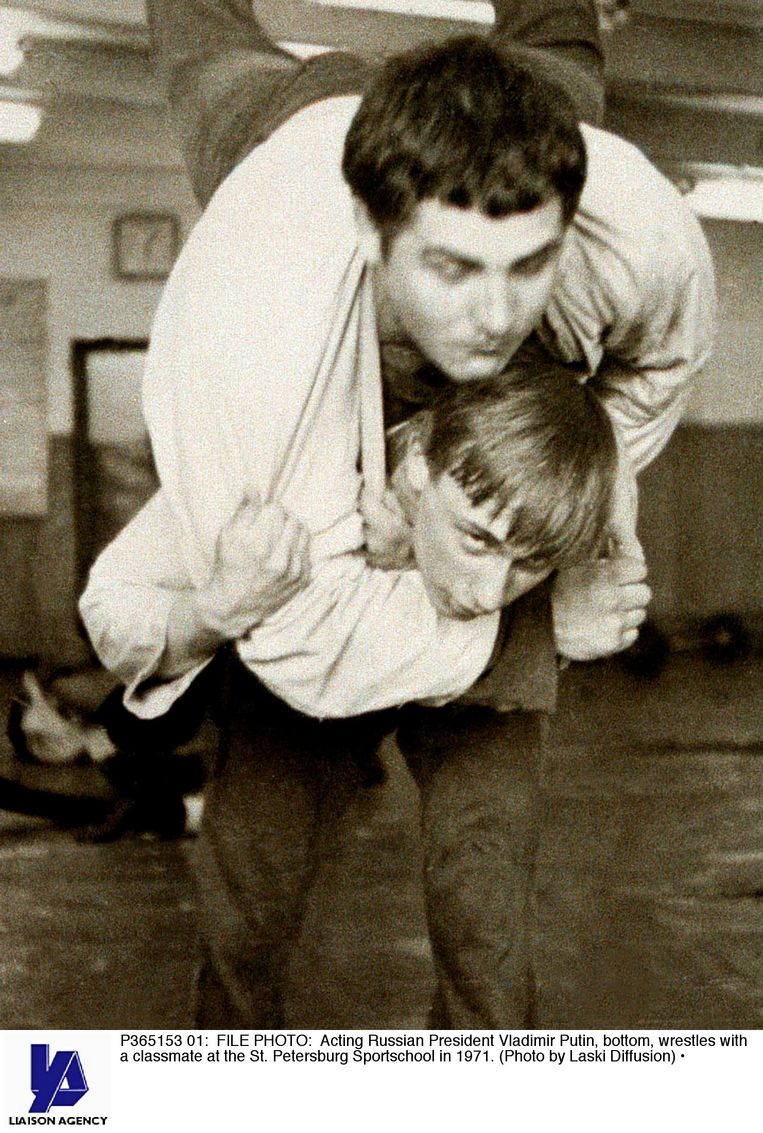 Poetin-biograaf Philip Short: ‘Zijn spionnencarrière in Dresden? Hij ...