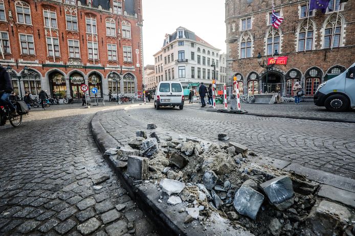 Middengeleider op de Brugse Markt gaat eruit | Brugge | hln.be
