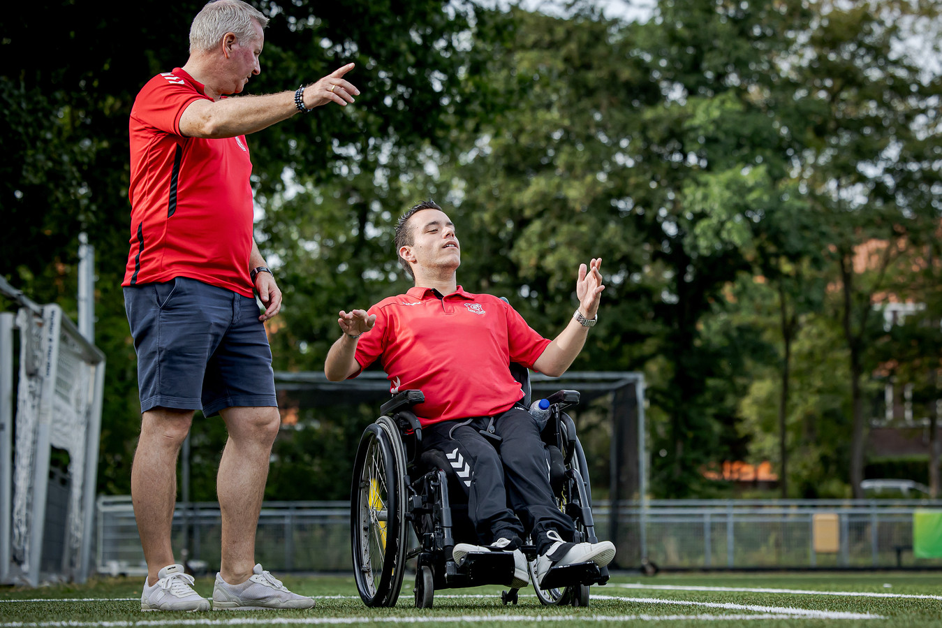 Dennis zit door hersenbeschadiging in rolstoel, toch wil hij het ...