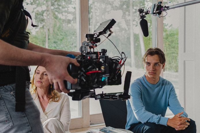 Opnames van tweede seizoen ‘Knokke Off’ zijn gestart, VRT lost eerste beelden van op de set | TV ...