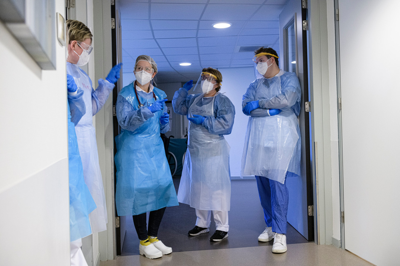 Het zware werk op corona-afdeling De Brink in Enschede: ‘Ik maakte in ...