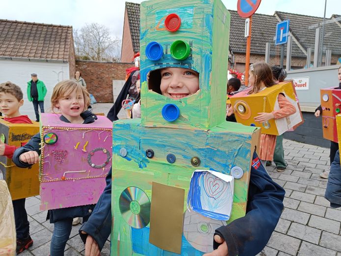 Scholieren kleuren Tielrode tijdens bonte optocht | Temse | hln.be
