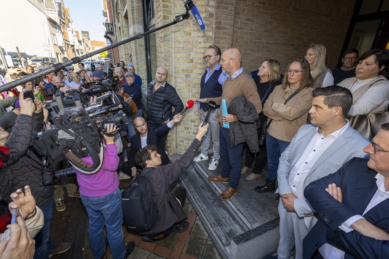Vlaams Belang regeert mee in Izegem door 'dom geluk'. Foto en handshake ...