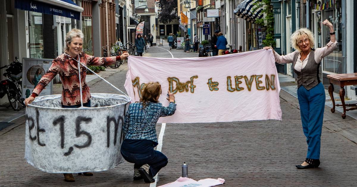 ‘Hoepel op met je 1,5 meter!’, Deventer vrouwen komen in verzet ...