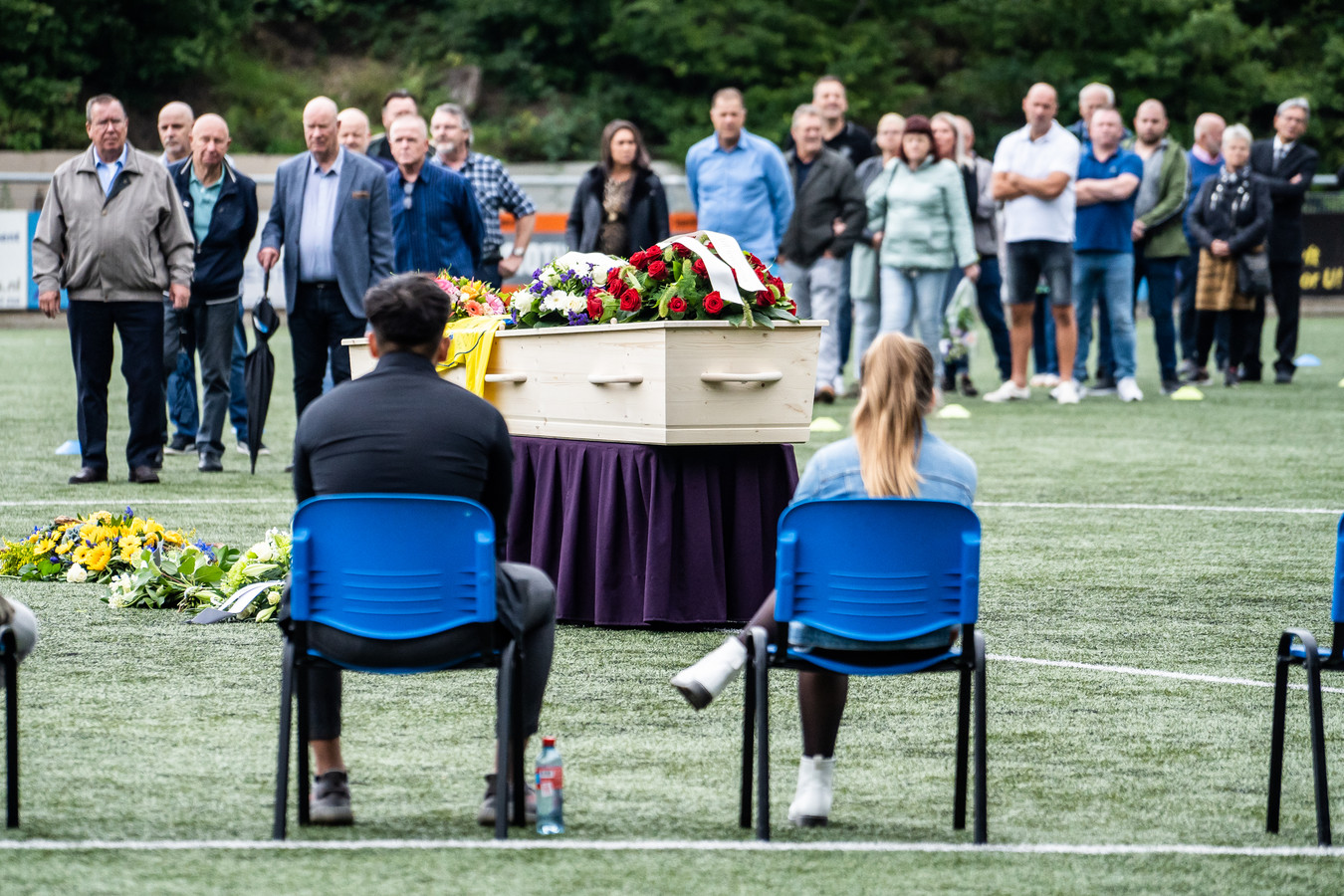 Clubman Hans van Roest krijgt indrukwekkend afscheid op het veld van ...