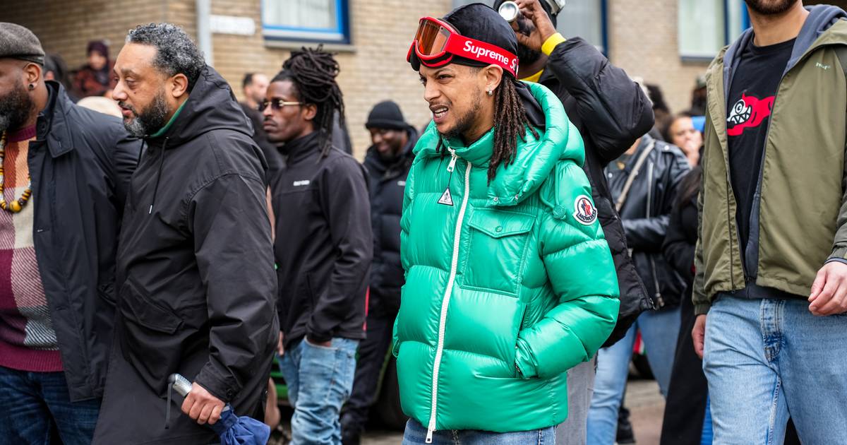 Fans, familie en vrienden komen samen voor rouwstoet overleden rapper ...