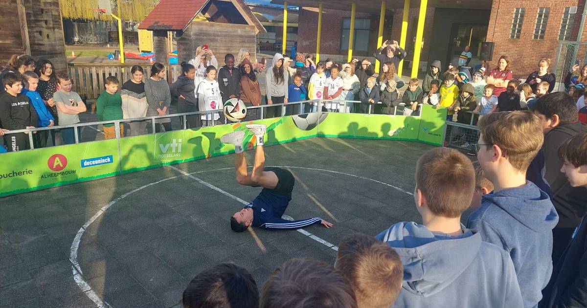 KIJK. Freestyle voetballer Martijn Debbaut toont z'n kunstjes aan ...