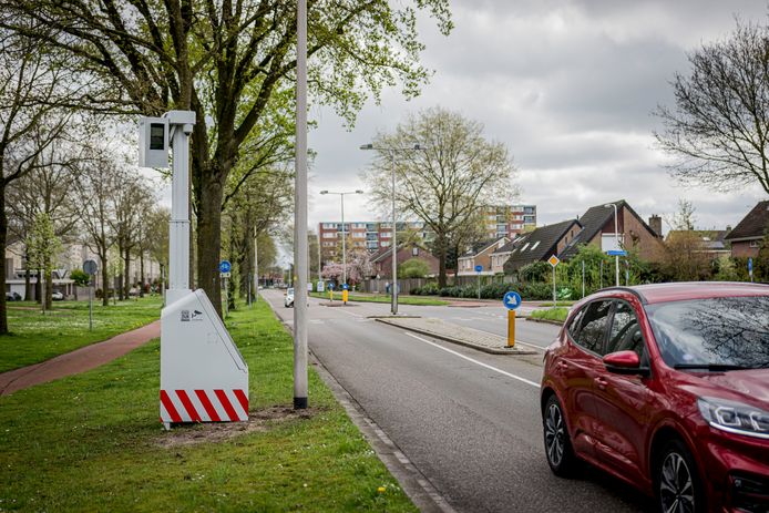 Na klachten van bewoners maakt gemeente werk van mobiele flitser op Rijksstraatweg | Voorne aan ...