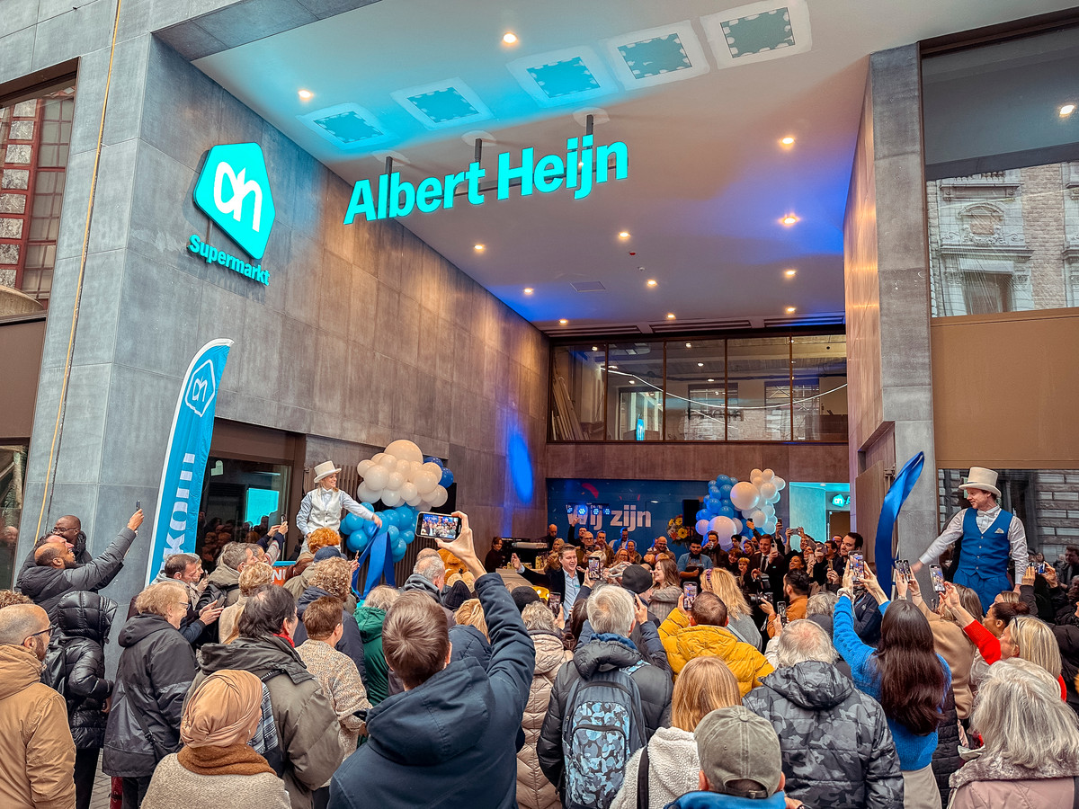 Massale opkomst voor opening Albert Heijn aan Antwerpen-Centraal: “Hier ...
