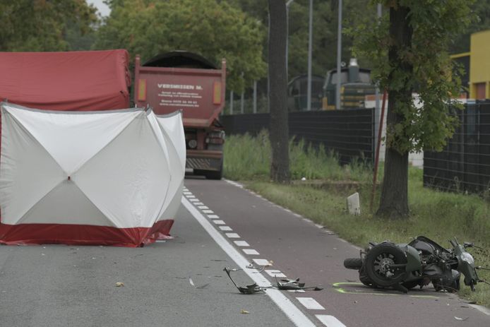Bromfietser (17) komt na botsing onder vrachtwagen terecht: “Hij is nog ...