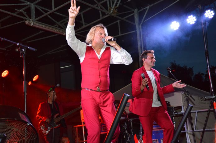 Carla vraagt Rudy ten huwelijk op podium 21 juli-viering in Denderleeuw ...