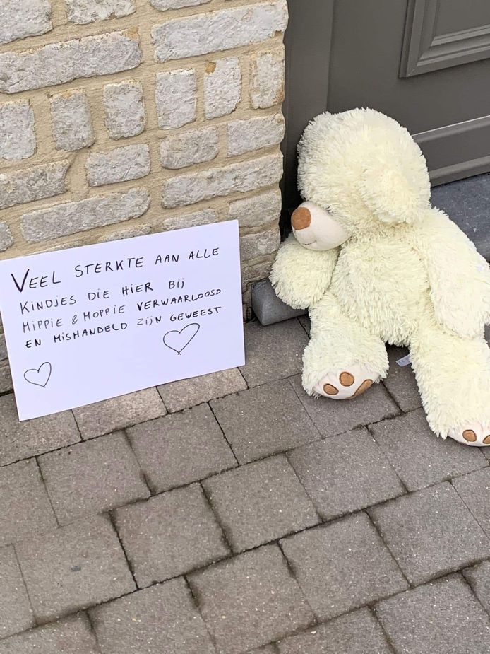 Pluchen beertje aan voormalig crèche als steun voor kindjes die ...