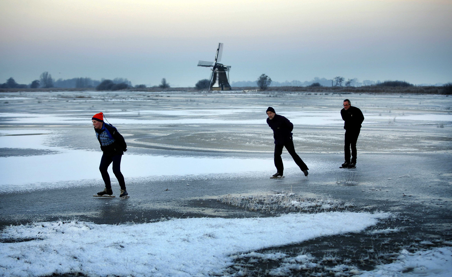 Door het ijs gezakte vrouw zorgt onbedoeld voor paniek | Foto | AD.nl