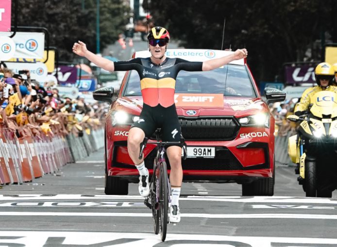 Kopecky snelt solo naar ritwinst én eerste geel in Tour de France ...