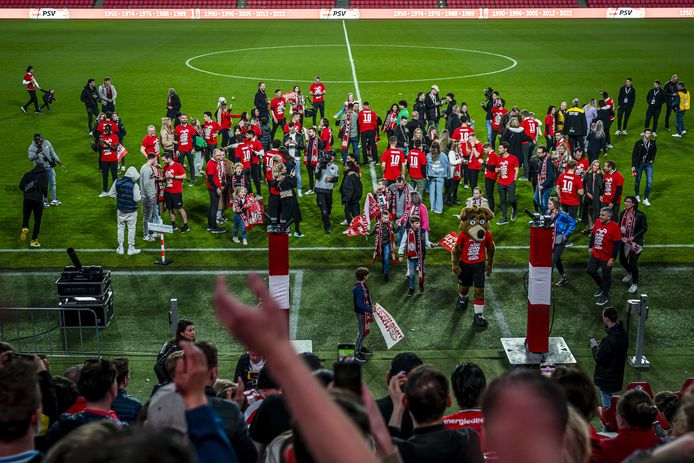 PSV viert in eigen stadion feest met bijna 20.000 fans | Bekerfinale PSV-Ajax | AD.nl