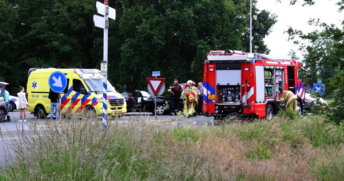 Brandweer moet bestuurder uit auto halen na ongeluk op N35 bij Haarle, gewonde met spoed naar ...