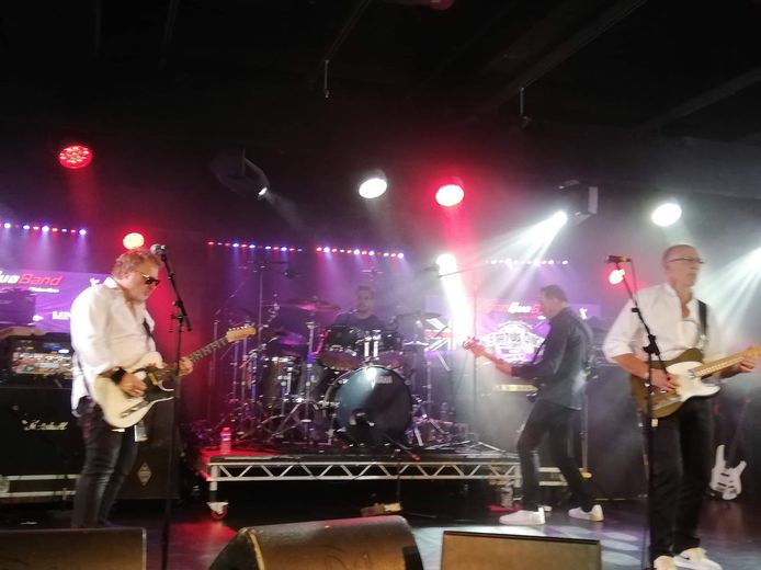 Belgian Quo Band samen op het podium met de drummer van hun grote ...