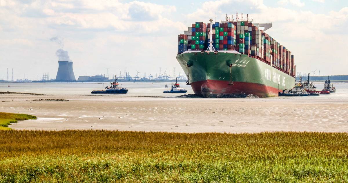 Zo liep de containergigant CSCL Jupiter vast bij Bath - en zo kwam hij ...