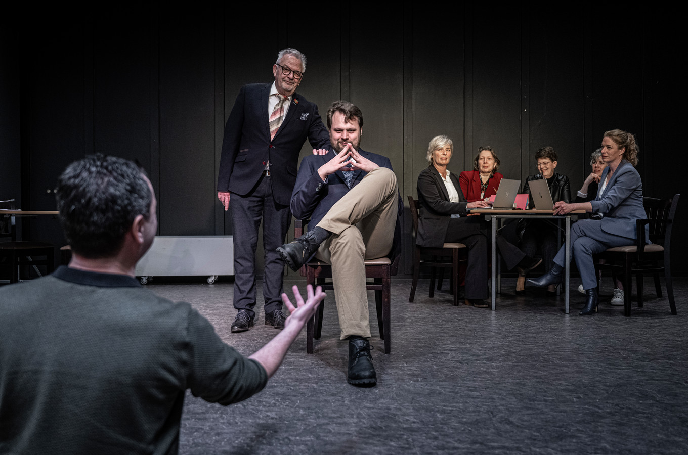 Schandelijke propaganda brengt acteurs uit verschillende dorpen samen ...