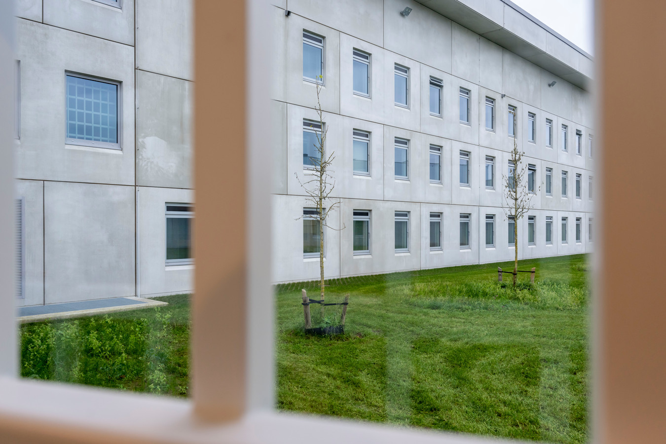 BINNENKIJKER. 680 camera’s, geen tralies aan celramen en... veel plaats ...