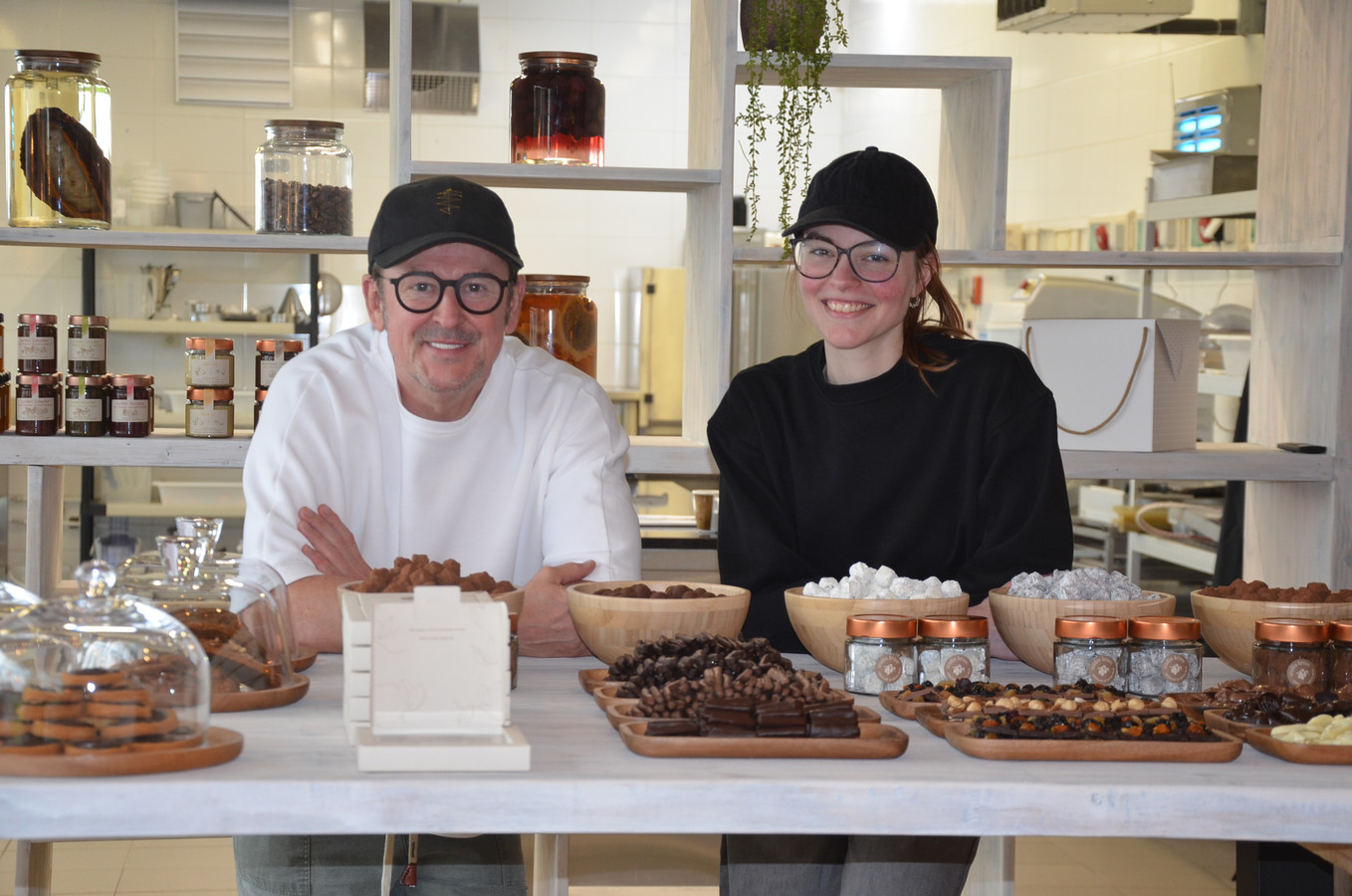 NET OPEN. Chocolatier Jan Andries opent ‘Studio Broos’ en heeft nu ook ijsjeskar: “We willen ...