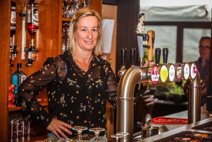 35 jaar achter de toog van café De Kalvarieberg, dat viert Linda (53 ...