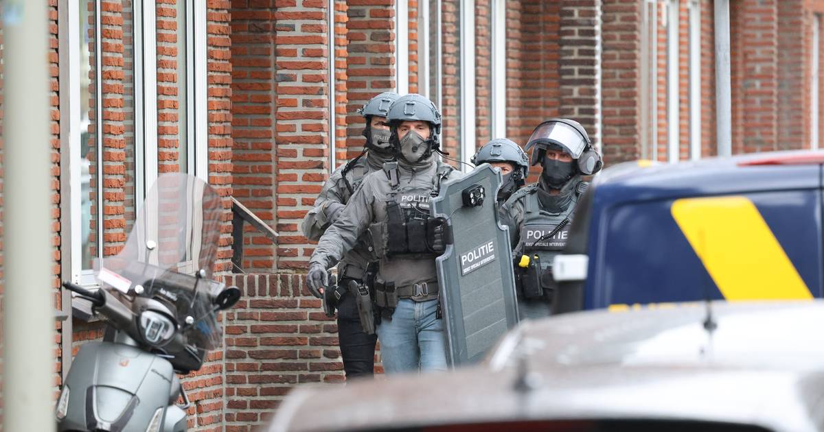 Arrestatieteam valt woning in Den Haag binnen: man geblinddoekt ...
